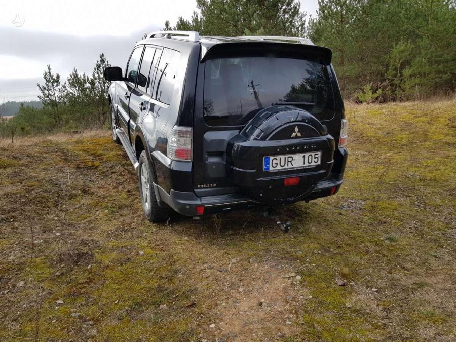 Black Mitsubishi Pajero 2007 in Vilnius, with an engine capacity of 3.20 L and mileage of 446 thousand km for 5200 €, photo 12 on AUTOMOTO.COM.LV
