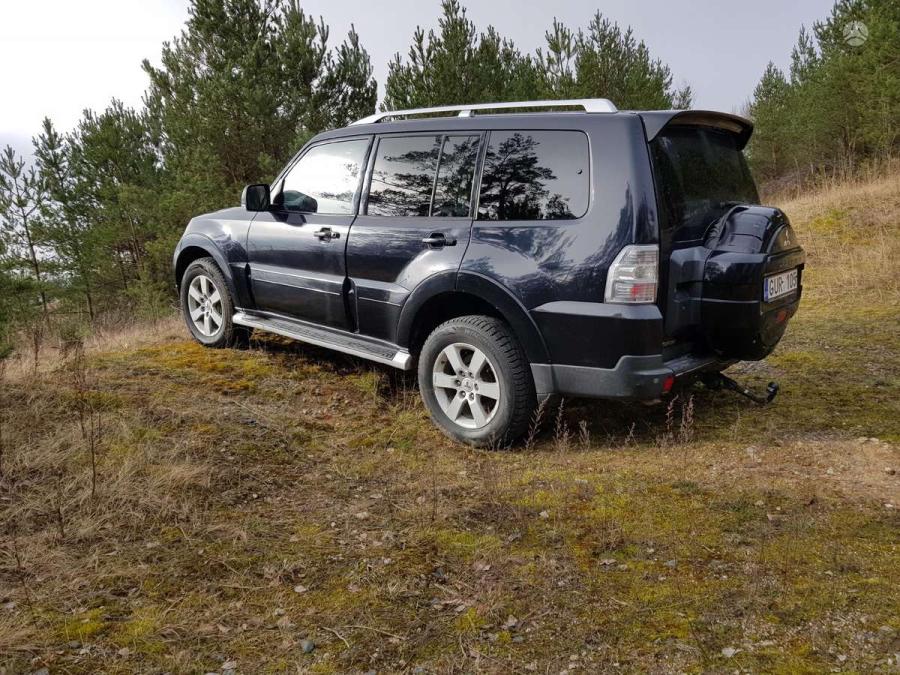 Black Mitsubishi Pajero 2007 in Vilnius, with an engine capacity of 3.20 L and mileage of 446 thousand km for 5200 €, photo 13 on AUTOMOTO.COM.LV