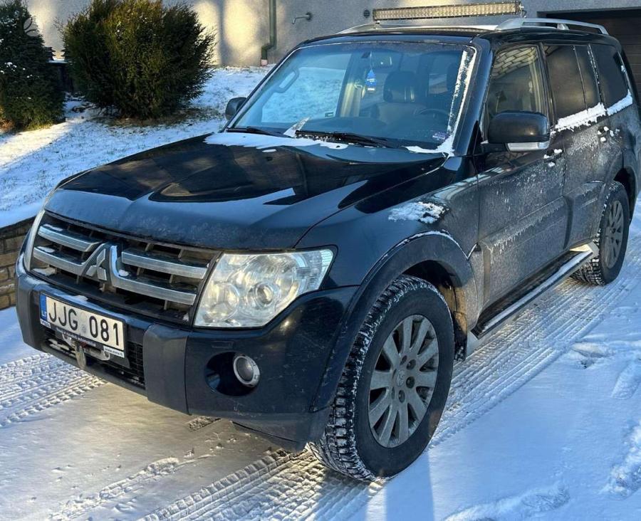 Black Mitsubishi Pajero 2007 in Varena, with an engine capacity of 3.20 L and mileage of 173 thousand km for 6500 €, photo 3 on AUTOMOTO.COM.LV