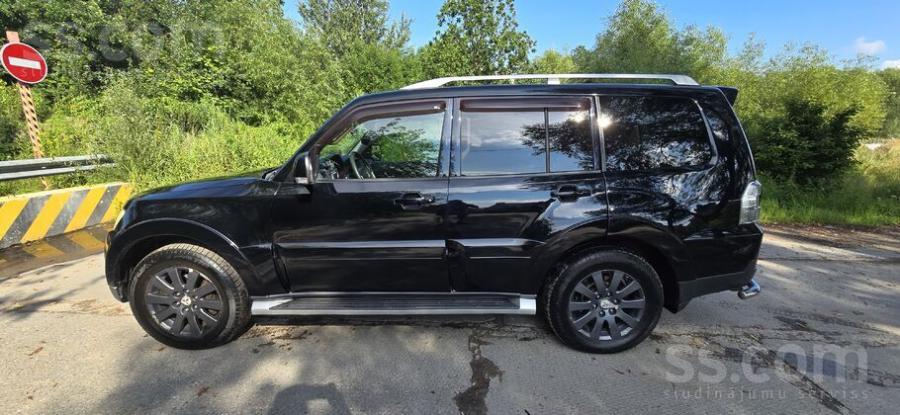 Melns Mitsubishi Pajero 2007 Rīga, ar dzinēja tilpumu 3.20 L un nobraukumu 341 tūkst. km par 6500 €, foto 3 vietnē AUTOMOTO.COM.LV