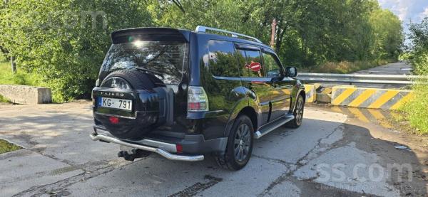 Black Mitsubishi Pajero 2007 in Riga, with an engine capacity of 3.20 L and mileage of 341 thousand km for 6500 €, photo 4 on AUTOMOTO.COM.LV