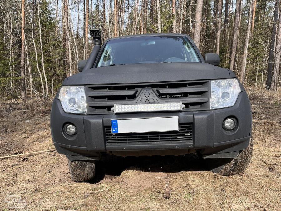 Black Mitsubishi Pajero 2007 in Vilnius, with an engine capacity of 3.20 L and mileage of 273 thousand km for 8900 €, photo 1 on AUTOMOTO.COM.LV