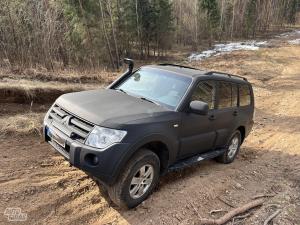 Black Mitsubishi Pajero 2007 in Vilnius, with an engine capacity of 3.20 L and mileage of 273 thousand km for 8900 €, photo 3 on AUTOMOTO.COM.LV