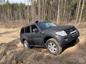 Black Mitsubishi Pajero 2007 in Vilnius, with an engine capacity of 3.20 L and mileage of 273 thousand km for 8900 €, photo 4 on AUTOMOTO.COM.LV