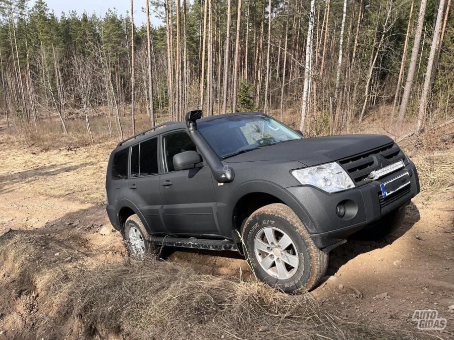 Black Mitsubishi Pajero 2007 in Vilnius, with an engine capacity of 3.20 L and mileage of 273 thousand km for 8900 €, photo 4 on AUTOMOTO.COM.LV