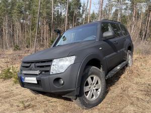 Black Mitsubishi Pajero 2007 in Vilnius, with an engine capacity of 3.20 L and mileage of 273 thousand km for 8900 €, photo 5 on AUTOMOTO.COM.LV