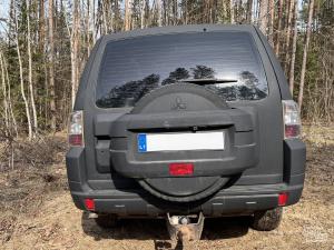 Black Mitsubishi Pajero 2007 in Vilnius, with an engine capacity of 3.20 L and mileage of 273 thousand km for 8900 €, photo 8 on AUTOMOTO.COM.LV