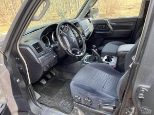 Black Mitsubishi Pajero 2007 in Vilnius, with an engine capacity of 3.20 L and mileage of 273 thousand km for 8900 €, photo 9 on AUTOMOTO.COM.LV