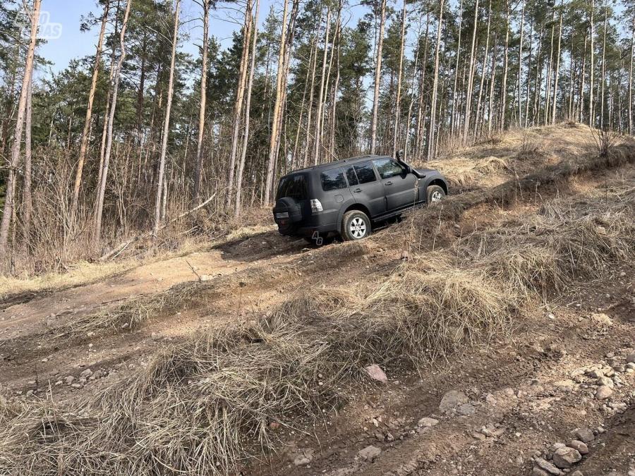 Black Mitsubishi Pajero 2007 in Vilnius, with an engine capacity of 3.20 L and mileage of 273 thousand km for 8900 €, photo 35 on AUTOMOTO.COM.LV