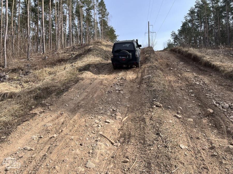 Black Mitsubishi Pajero 2007 in Vilnius, with an engine capacity of 3.20 L and mileage of 273 thousand km for 8900 €, photo 36 on AUTOMOTO.COM.LV