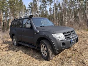 Black Mitsubishi Pajero 2007 in Vilnius, with an engine capacity of 3.20 L and mileage of 273 thousand km for 8900 €, photo 37 on AUTOMOTO.COM.LV