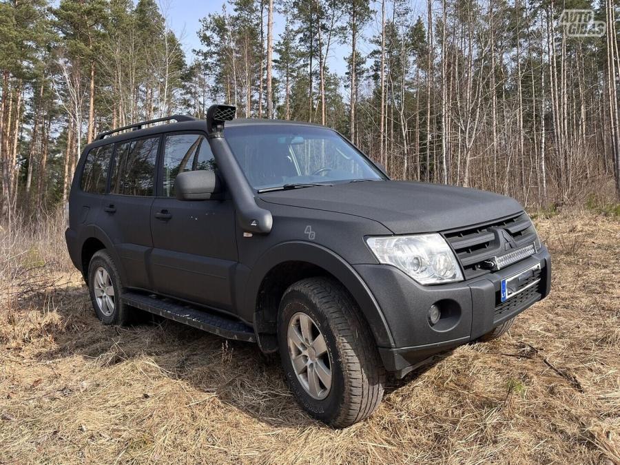 Black Mitsubishi Pajero 2007 in Vilnius, with an engine capacity of 3.20 L and mileage of 273 thousand km for 8900 €, photo 37 on AUTOMOTO.COM.LV