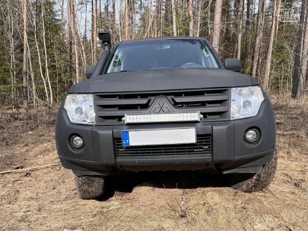 Melns Mitsubishi Pajero 2007 Viļņa, ar dzinēja tilpumu 3.20 L un nobraukumu 273 tūkst. km par 8400 €, foto 1 vietnē AUTOMOTO.COM.LV