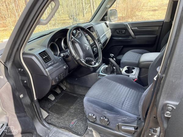 Melns Mitsubishi Pajero 2007 Viļņa, ar dzinēja tilpumu 3.20 L un nobraukumu 273 tūkst. km par 8400 €, foto 8 vietnē AUTOMOTO.COM.LV