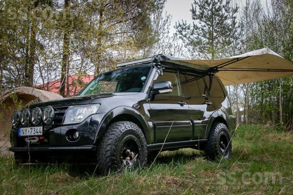 Black Mitsubishi Pajero 2007 in Tukums, with an engine capacity of 3.20 L and mileage of 369 thousand km for 9500 €, photo 2 on AUTOMOTO.COM.LV
