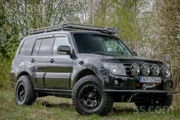Black Mitsubishi Pajero 2007 in Tukums, with an engine capacity of 3.20 L and mileage of 369 thousand km for 9500 €, photo 6 on AUTOMOTO.COM.LV