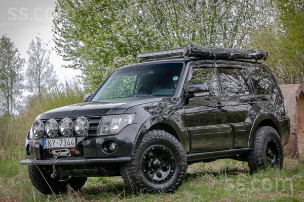 Black Mitsubishi Pajero 2007 in Tukums, with an engine capacity of 3.20 L and mileage of 369 thousand km for 9500 €, photo 7 on AUTOMOTO.COM.LV