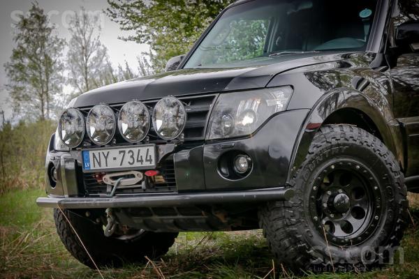 Black Mitsubishi Pajero 2007 in Tukums, with an engine capacity of 3.20 L and mileage of 369 thousand km for 9500 €, photo 8 on AUTOMOTO.COM.LV