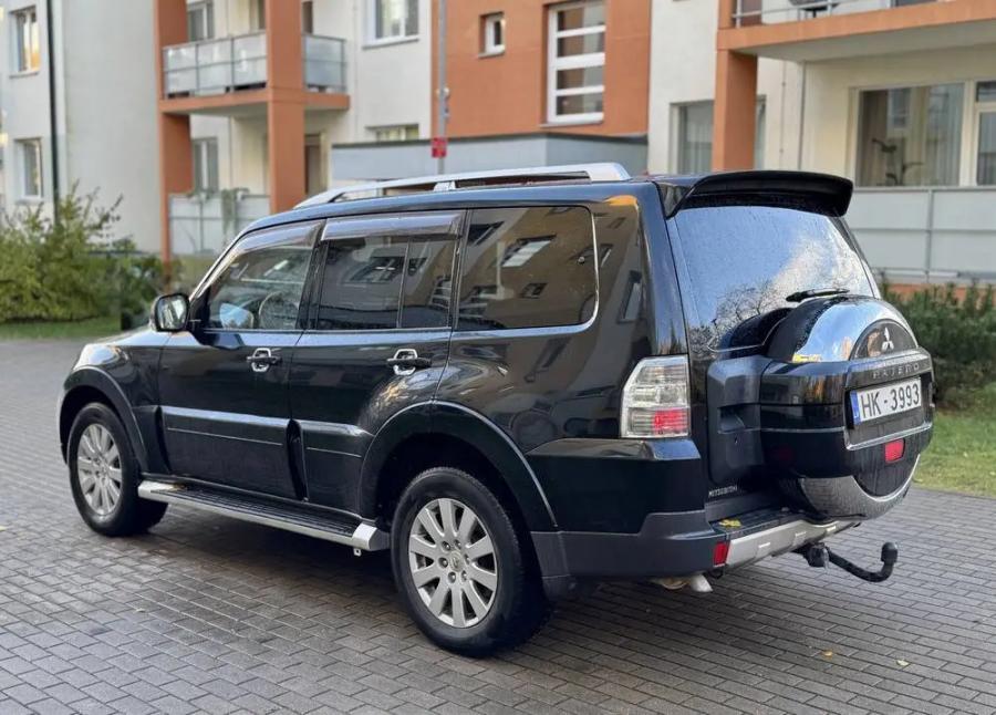 Black Mitsubishi Pajero 2007 in Riga, with an engine capacity of 3.20 L and mileage of 288 thousand km for 7500 €, photo 3 on AUTOMOTO.COM.LV