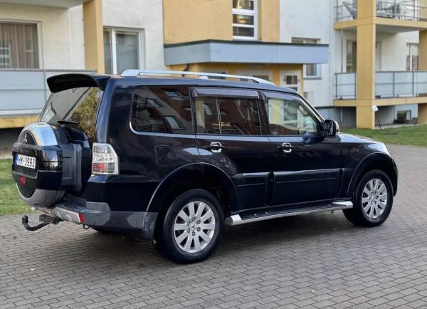Black Mitsubishi Pajero 2007 in Riga, with an engine capacity of 3.20 L and mileage of 288 thousand km for 7500 €, photo 3 on AUTOMOTO.COM.LV