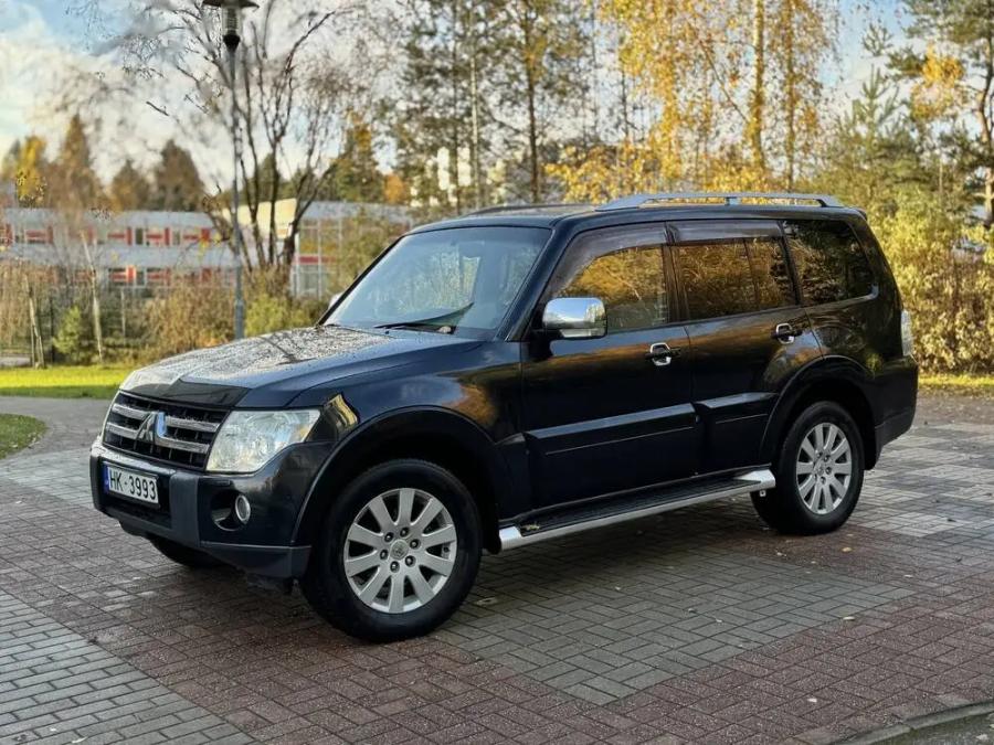 Black Mitsubishi Pajero 2007 in Riga, with an engine capacity of 3.20 L and mileage of 288 thousand km for 7500 €, photo 5 on AUTOMOTO.COM.LV