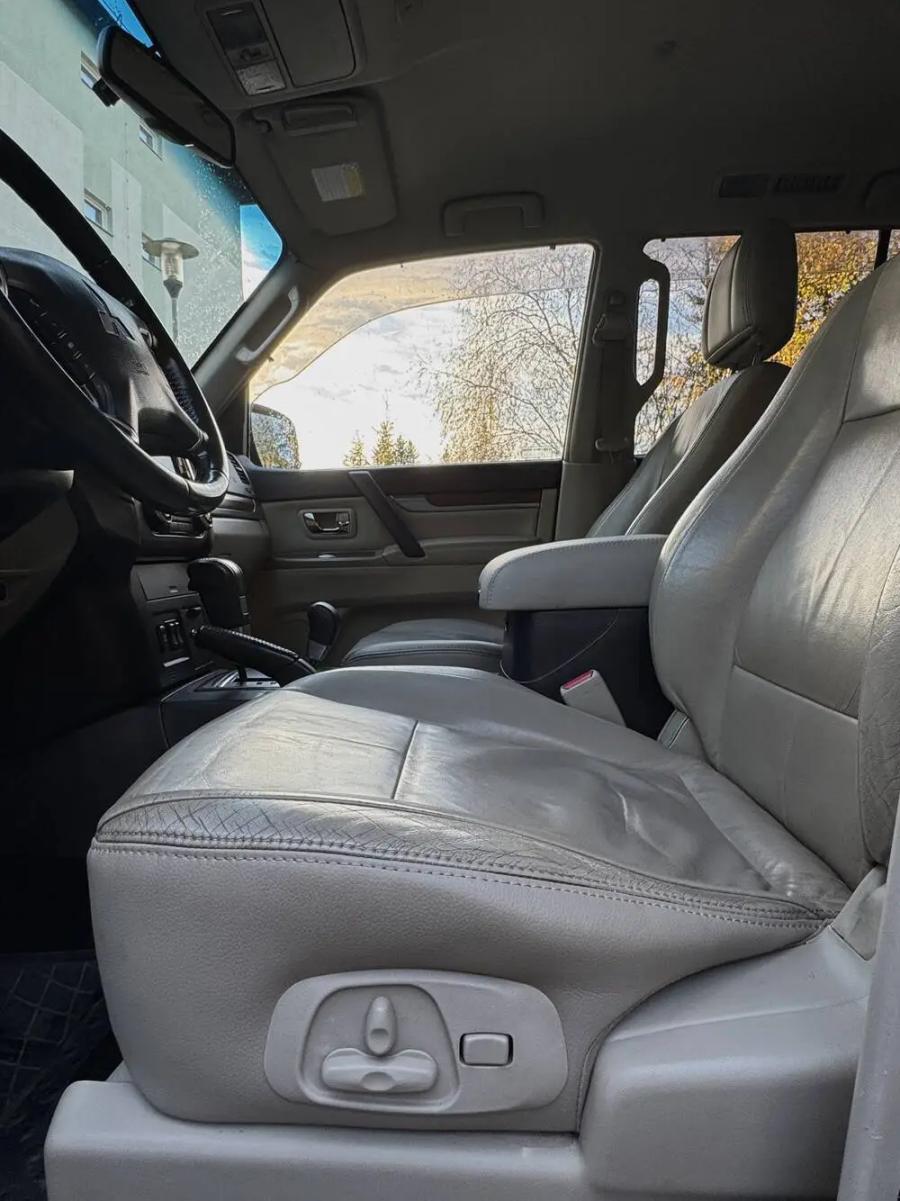 Black Mitsubishi Pajero 2007 in Riga, with an engine capacity of 3.20 L and mileage of 288 thousand km for 7500 €, photo 14 on AUTOMOTO.COM.LV