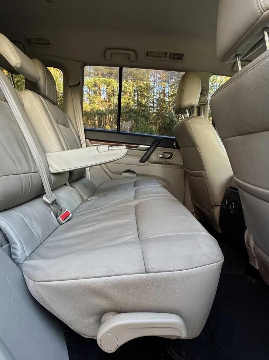 Black Mitsubishi Pajero 2007 in Riga, with an engine capacity of 3.20 L and mileage of 288 thousand km for 7500 €, photo 16 on AUTOMOTO.COM.LV