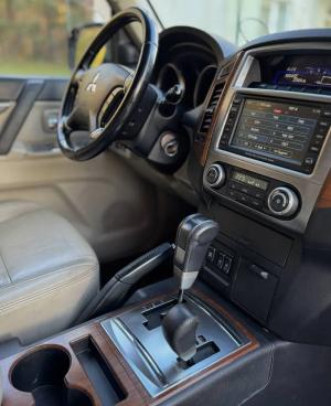Black Mitsubishi Pajero 2007 in Riga, with an engine capacity of 3.20 L and mileage of 288 thousand km for 7500 €, photo 19 on AUTOMOTO.COM.LV