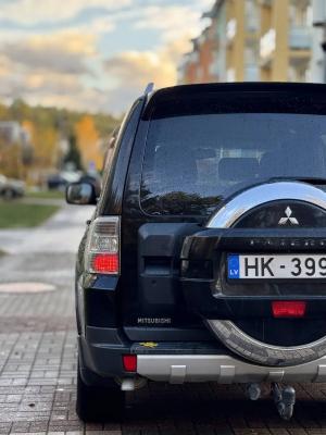 Black Mitsubishi Pajero 2007 in Riga, with an engine capacity of 3.20 L and mileage of 288 thousand km for 7500 €, photo 28 on AUTOMOTO.COM.LV