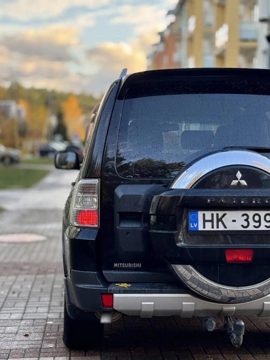 Black Mitsubishi Pajero 2007 in Riga, with an engine capacity of 3.20 L and mileage of 288 thousand km for 7500 €, photo 28 on AUTOMOTO.COM.LV