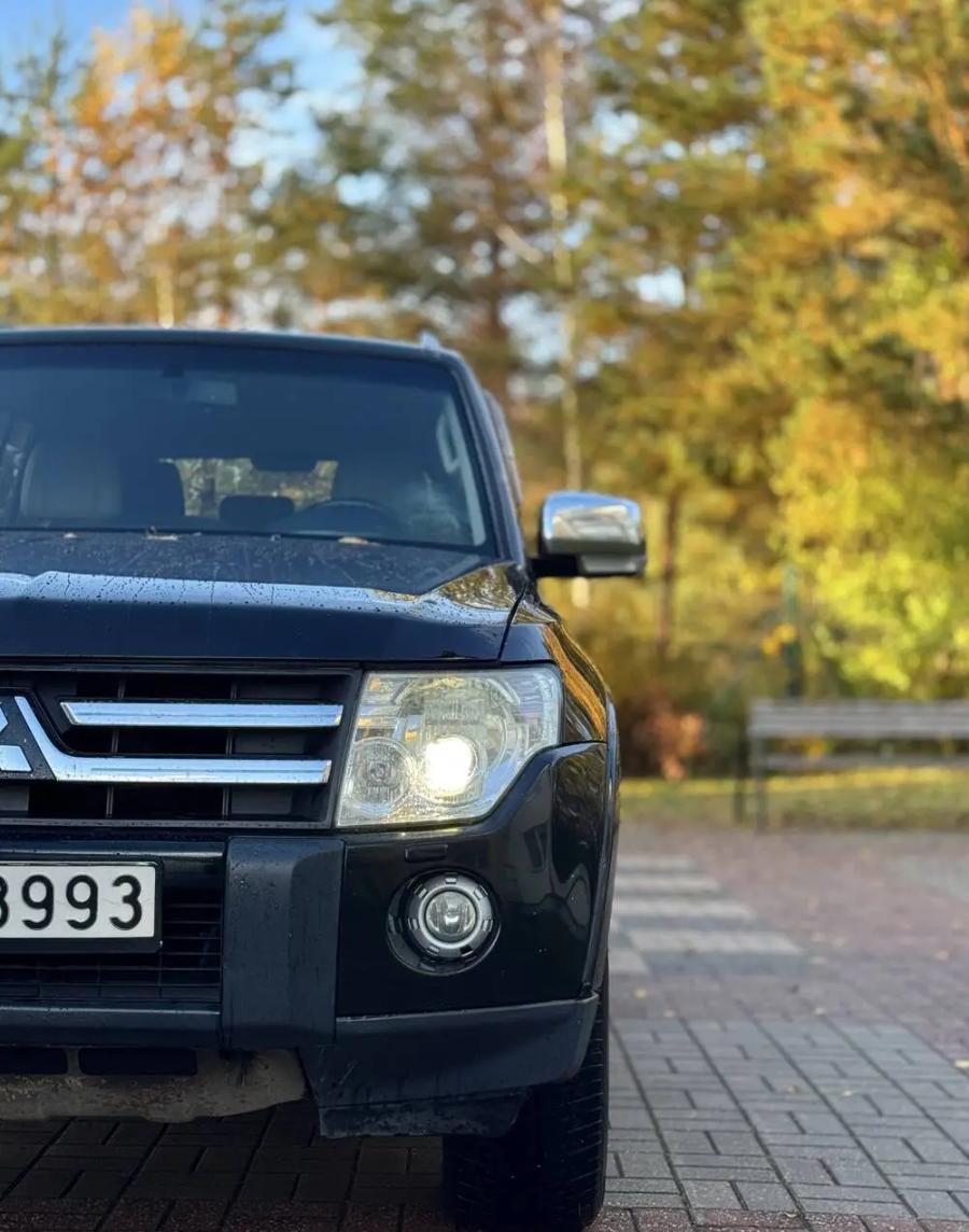 Black Mitsubishi Pajero 2007 in Riga, with an engine capacity of 3.20 L and mileage of 288 thousand km for 7500 €, photo 29 on AUTOMOTO.COM.LV