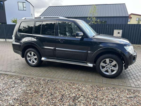 Melns Mitsubishi Pajero 2007 Viļņa, ar dzinēja tilpumu 3.20 L un nobraukumu 304 tūkst. km par 5800 €, foto 4 vietnē AUTOMOTO.COM.LV