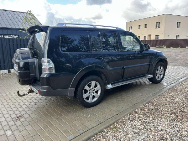 Melns Mitsubishi Pajero 2007 Viļņa, ar dzinēja tilpumu 3.20 L un nobraukumu 304 tūkst. km par 5800 €, foto 5 vietnē AUTOMOTO.COM.LV