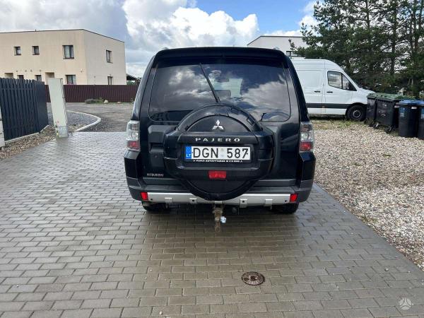Melns Mitsubishi Pajero 2007 Viļņa, ar dzinēja tilpumu 3.20 L un nobraukumu 304 tūkst. km par 5800 €, foto 6 vietnē AUTOMOTO.COM.LV