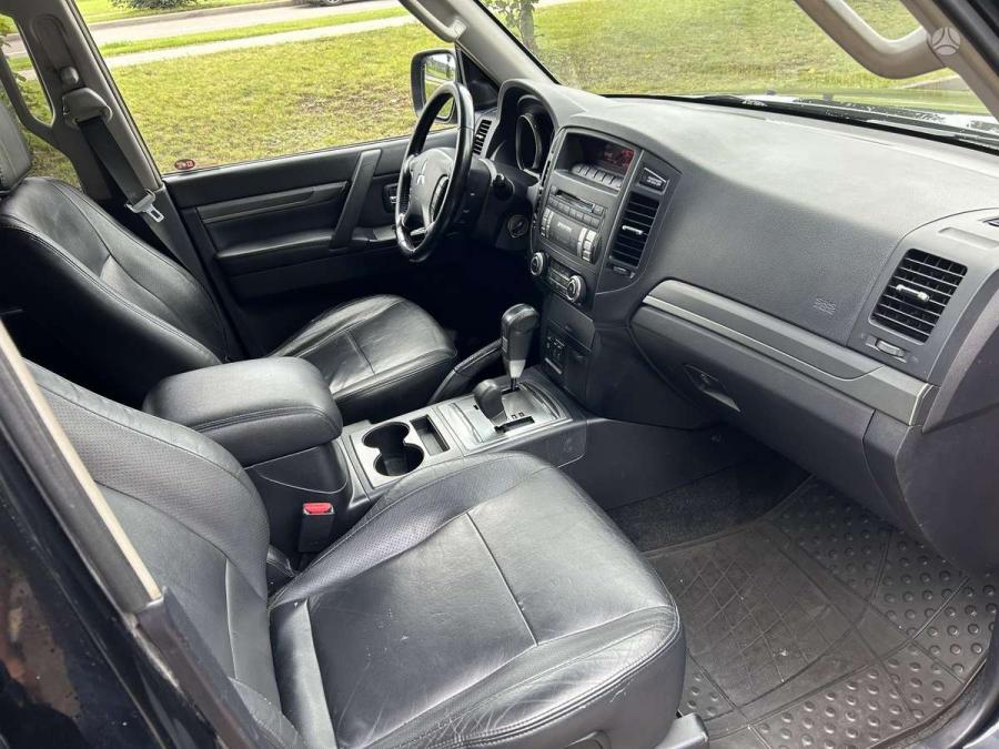 Melns Mitsubishi Pajero 2007 Viļņa, ar dzinēja tilpumu 3.20 L un nobraukumu 304 tūkst. km par 5500 €, foto 9 vietnē AUTOMOTO.COM.LV