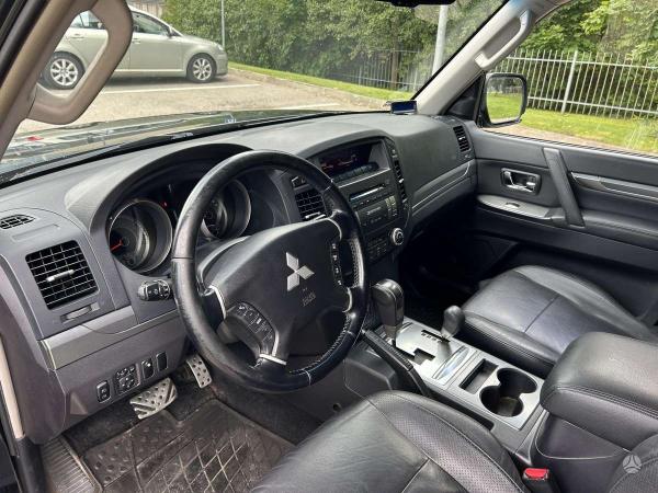 Melns Mitsubishi Pajero 2007 Viļņa, ar dzinēja tilpumu 3.20 L un nobraukumu 304 tūkst. km par 5500 €, foto 9 vietnē AUTOMOTO.COM.LV