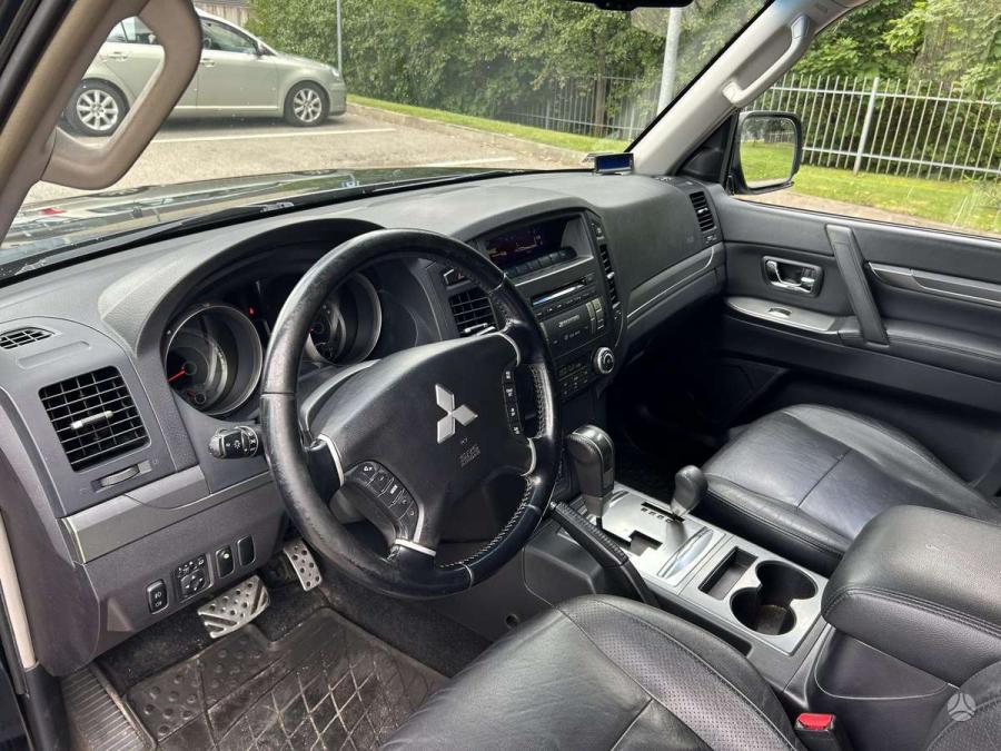 Melns Mitsubishi Pajero 2007 Viļņa, ar dzinēja tilpumu 3.20 L un nobraukumu 304 tūkst. km par 5500 €, foto 10 vietnē AUTOMOTO.COM.LV