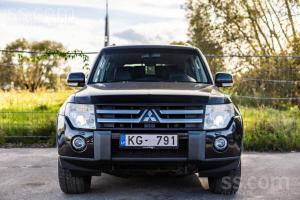 Black Mitsubishi Pajero 2007 in Riga, with an engine capacity of 3.20 L and mileage of 347 thousand km for 9490 €, photo 4 on AUTOMOTO.COM.LV