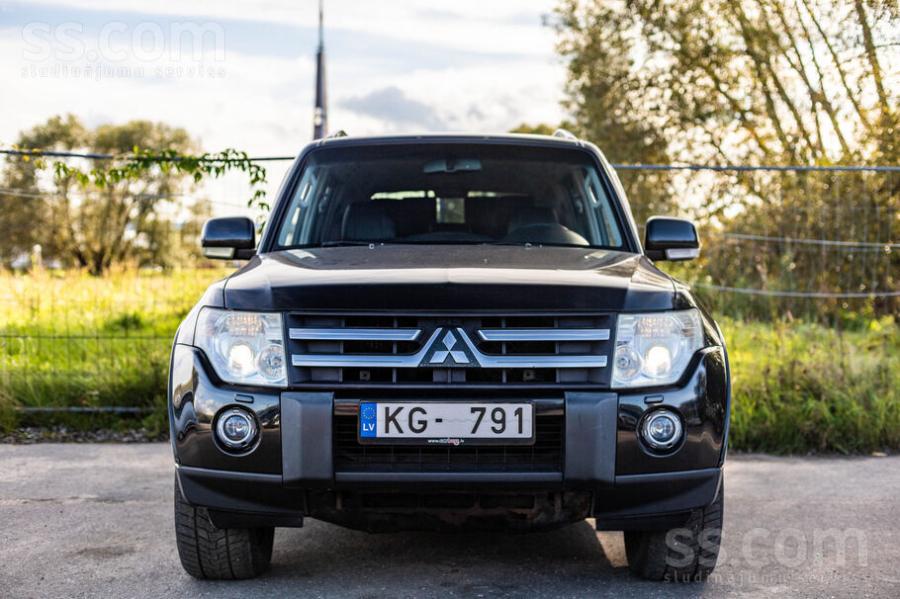 Black Mitsubishi Pajero 2007 in Riga, with an engine capacity of 3.20 L and mileage of 347 thousand km for 9490 €, photo 4 on AUTOMOTO.COM.LV