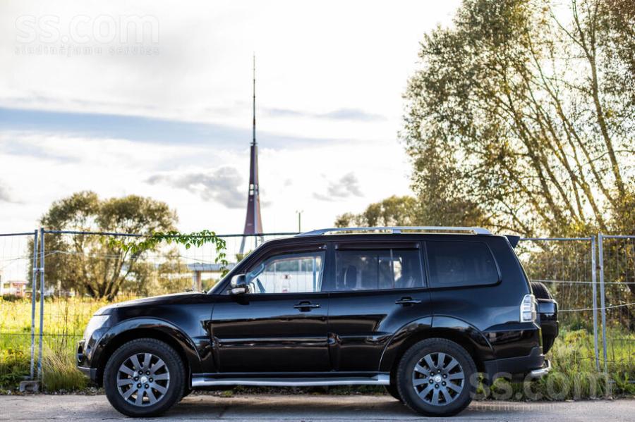 Black Mitsubishi Pajero 2007 in Riga, with an engine capacity of 3.20 L and mileage of 347 thousand km for 9490 €, photo 5 on AUTOMOTO.COM.LV