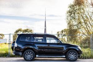 Black Mitsubishi Pajero 2007 in Riga, with an engine capacity of 3.20 L and mileage of 347 thousand km for 9490 €, photo 6 on AUTOMOTO.COM.LV
