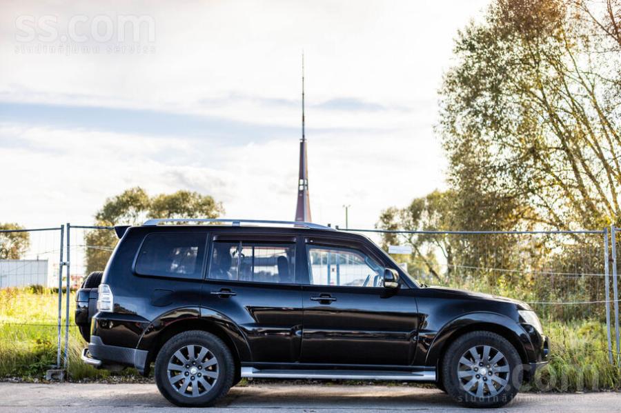 Black Mitsubishi Pajero 2007 in Riga, with an engine capacity of 3.20 L and mileage of 347 thousand km for 9490 €, photo 6 on AUTOMOTO.COM.LV