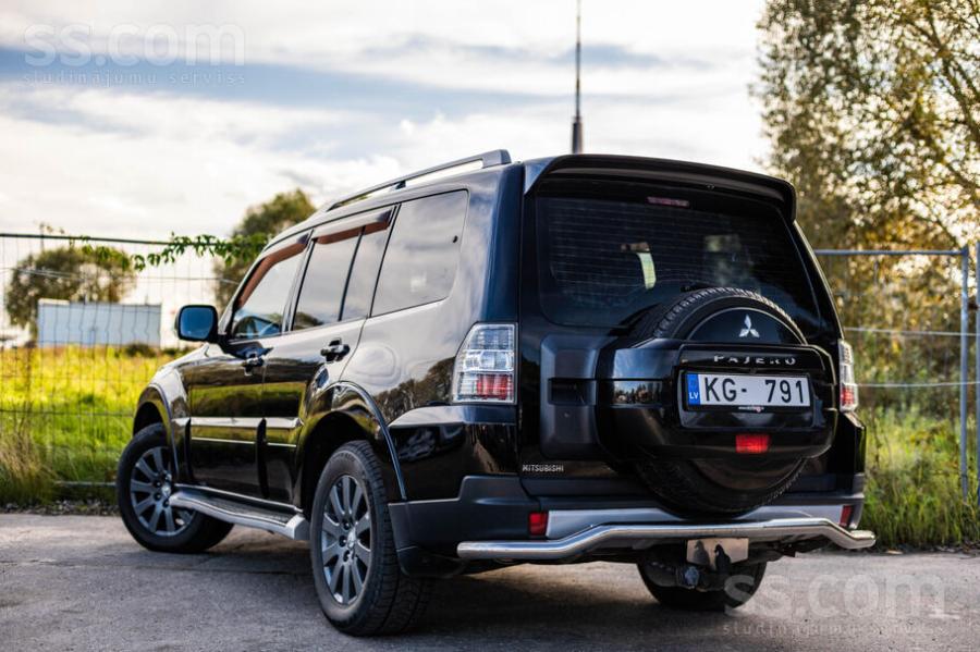 Black Mitsubishi Pajero 2007 in Riga, with an engine capacity of 3.20 L and mileage of 347 thousand km for 9490 €, photo 7 on AUTOMOTO.COM.LV