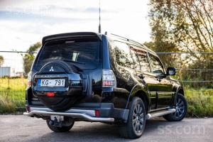 Black Mitsubishi Pajero 2007 in Riga, with an engine capacity of 3.20 L and mileage of 347 thousand km for 9490 €, photo 8 on AUTOMOTO.COM.LV