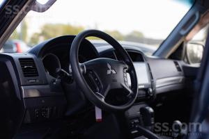 Black Mitsubishi Pajero 2007 in Riga, with an engine capacity of 3.20 L and mileage of 347 thousand km for 9490 €, photo 17 on AUTOMOTO.COM.LV