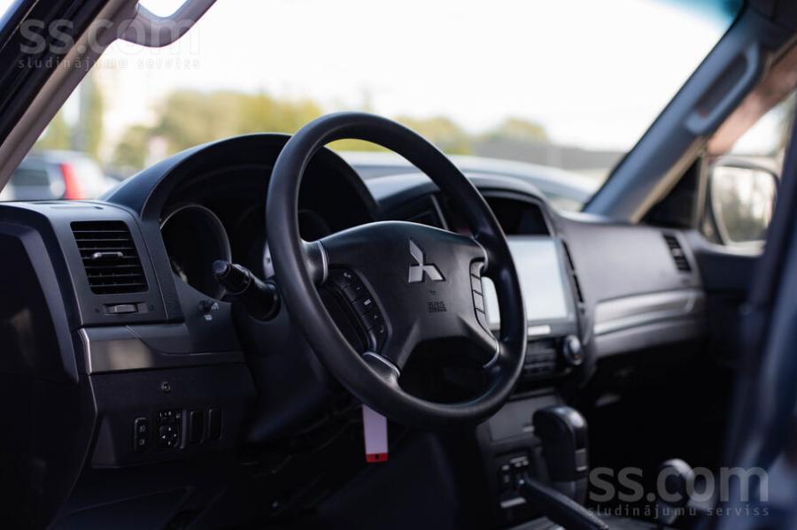 Black Mitsubishi Pajero 2007 in Riga, with an engine capacity of 3.20 L and mileage of 347 thousand km for 9490 €, photo 17 on AUTOMOTO.COM.LV