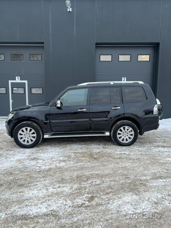 Melns Mitsubishi Pajero 2009 Tallina, ar dzinēja tilpumu 3.20 L un nobraukumu 447 tūkst. km par 11500 €, foto 3 vietnē AUTOMOTO.COM.LV