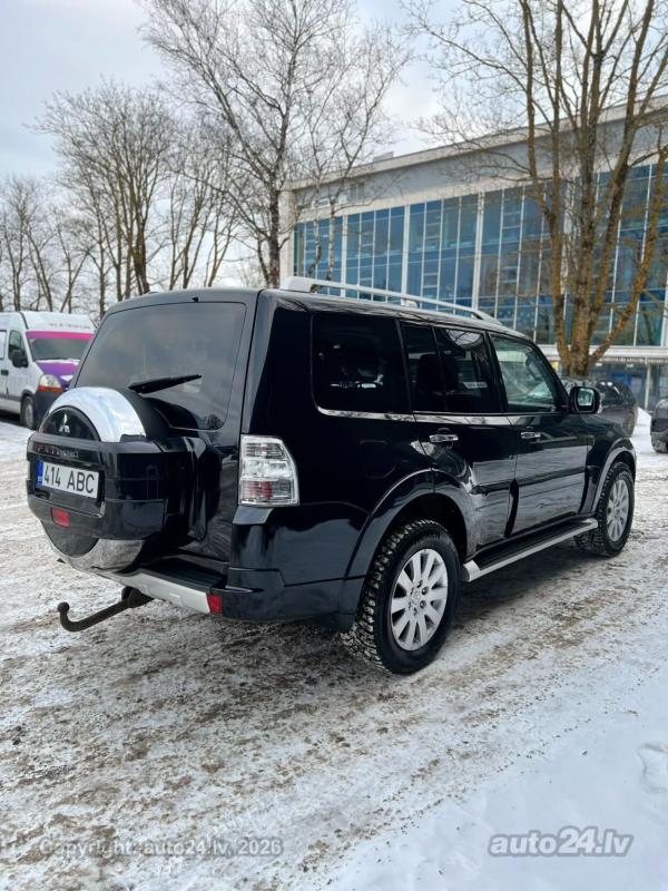 Melns Mitsubishi Pajero 2009 Tallina, ar dzinēja tilpumu 3.20 L un nobraukumu 447 tūkst. km par 11500 €, foto 4 vietnē AUTOMOTO.COM.LV