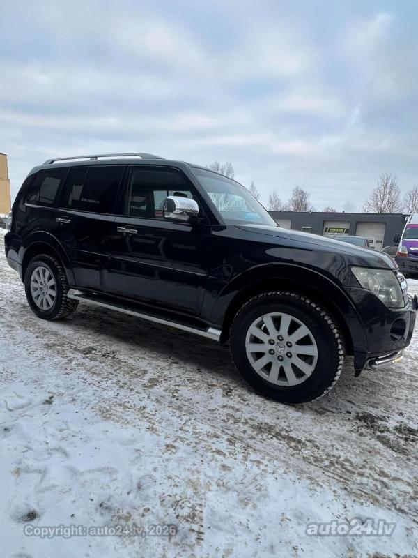 Melns Mitsubishi Pajero 2009 Tallina, ar dzinēja tilpumu 3.20 L un nobraukumu 447 tūkst. km par 11500 €, foto 8 vietnē AUTOMOTO.COM.LV