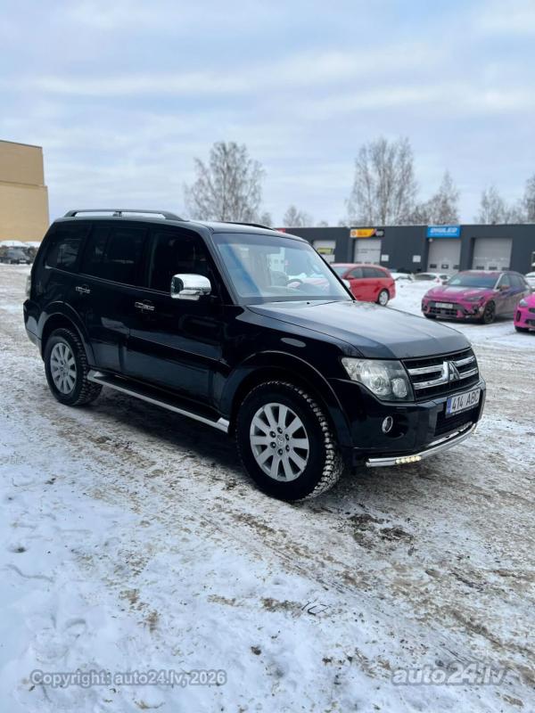Melns Mitsubishi Pajero 2009 Tallina, ar dzinēja tilpumu 3.20 L un nobraukumu 447 tūkst. km par 11500 €, foto 9 vietnē AUTOMOTO.COM.LV